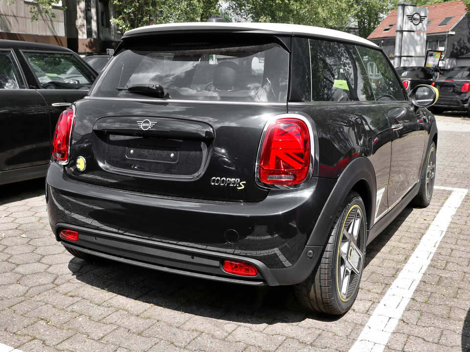 Cooper SE MINI Yours Trim Enigmatic Black metallic | E-Autos | Green ...
